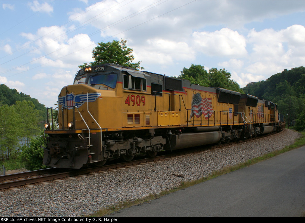 628 - UP 4909 leads CSXT train Q13503 past the Reusens dam